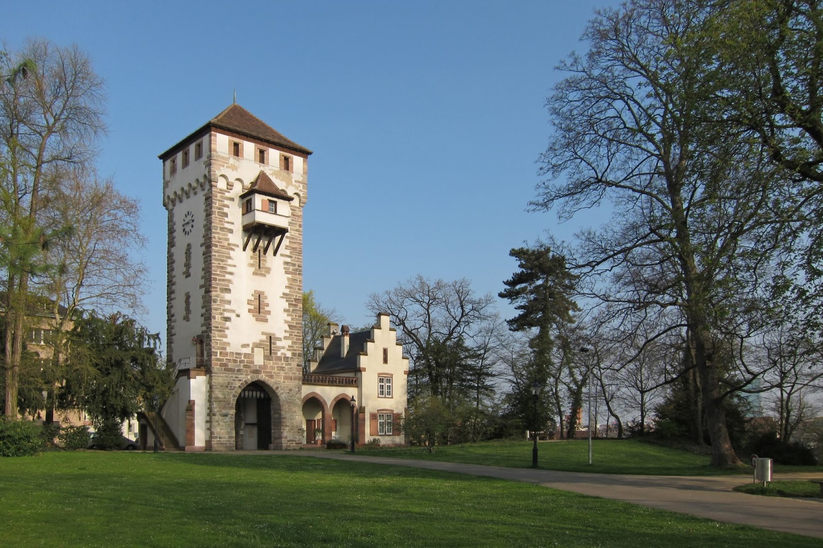 Nothing Less Radiant: Basilea (Suiza): Alrededores Del Altstadt