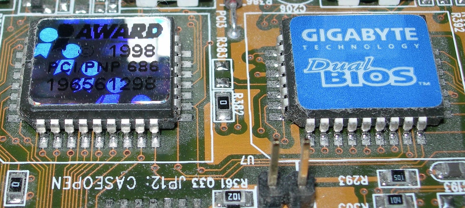 DIP (Dual in-line package) y PLCC (Plastic Leaded Chip Carrier)