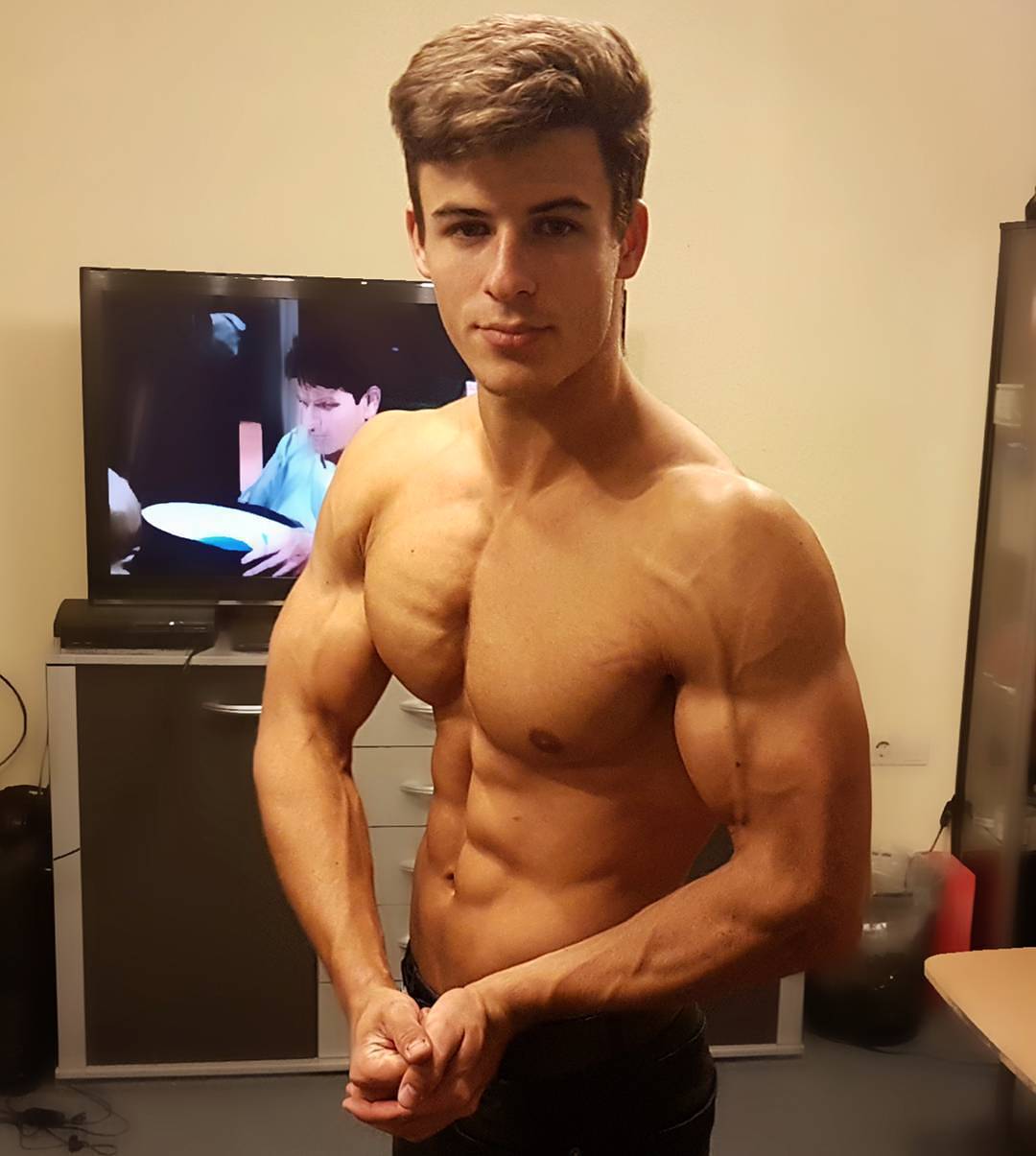 Shirtless fit guys with abs - GAYFRIENDSCHAT.com