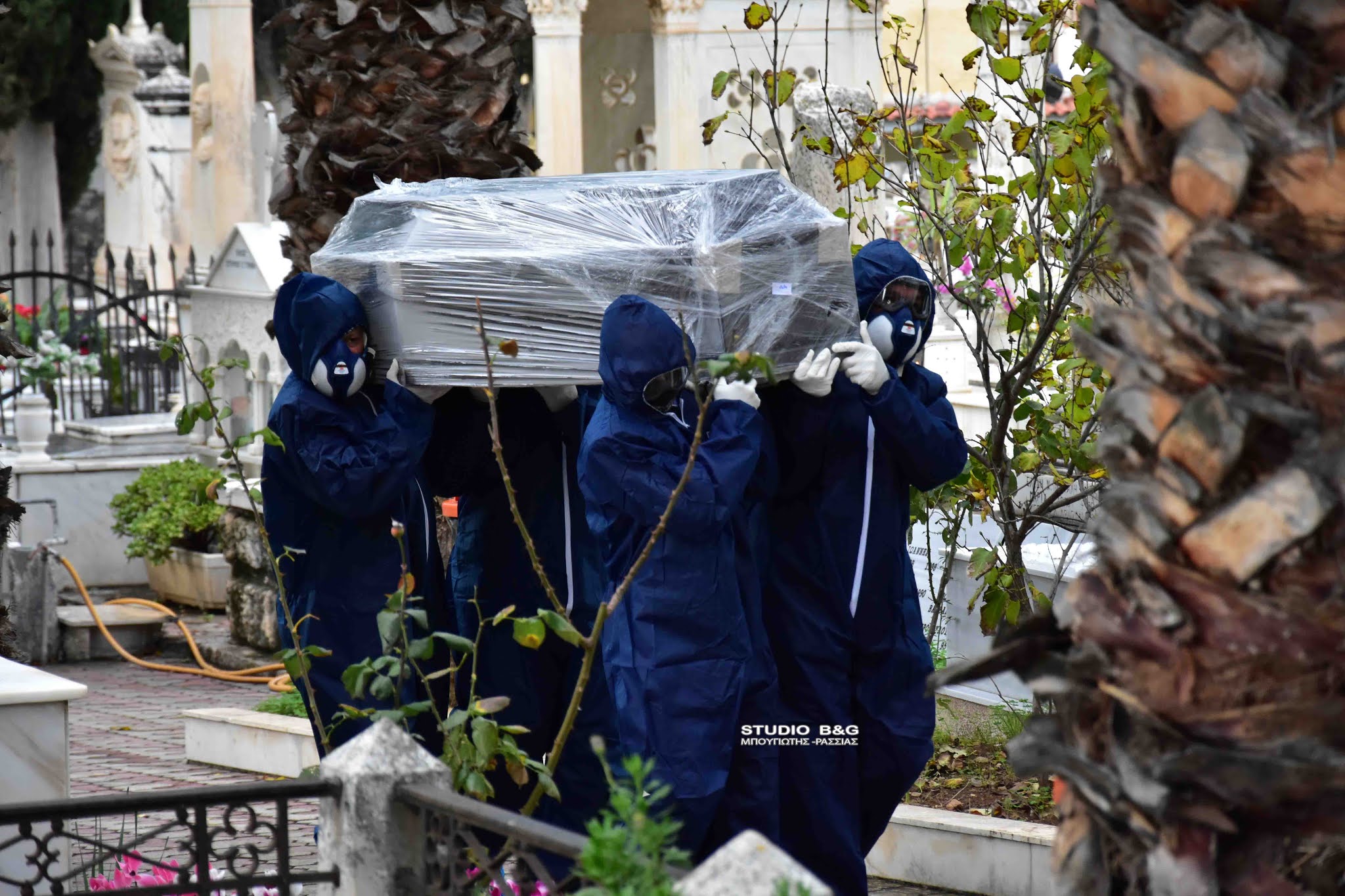 Με ειδικές στολές και μάσκες η κηδεία του πρώτου θύματος του κορωνοϊού ...