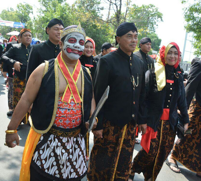 Kenakan Pakaian Adat Banyumasan, Komandan Resort Militer (DANREM) 071/WK Ikuti Kirab Pusaka ...