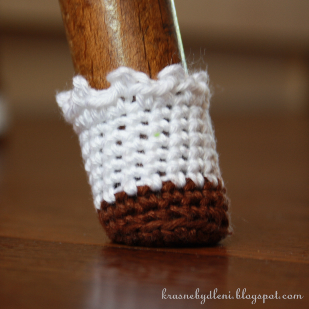 Háčkované návleky na židle - Krásné bydlení