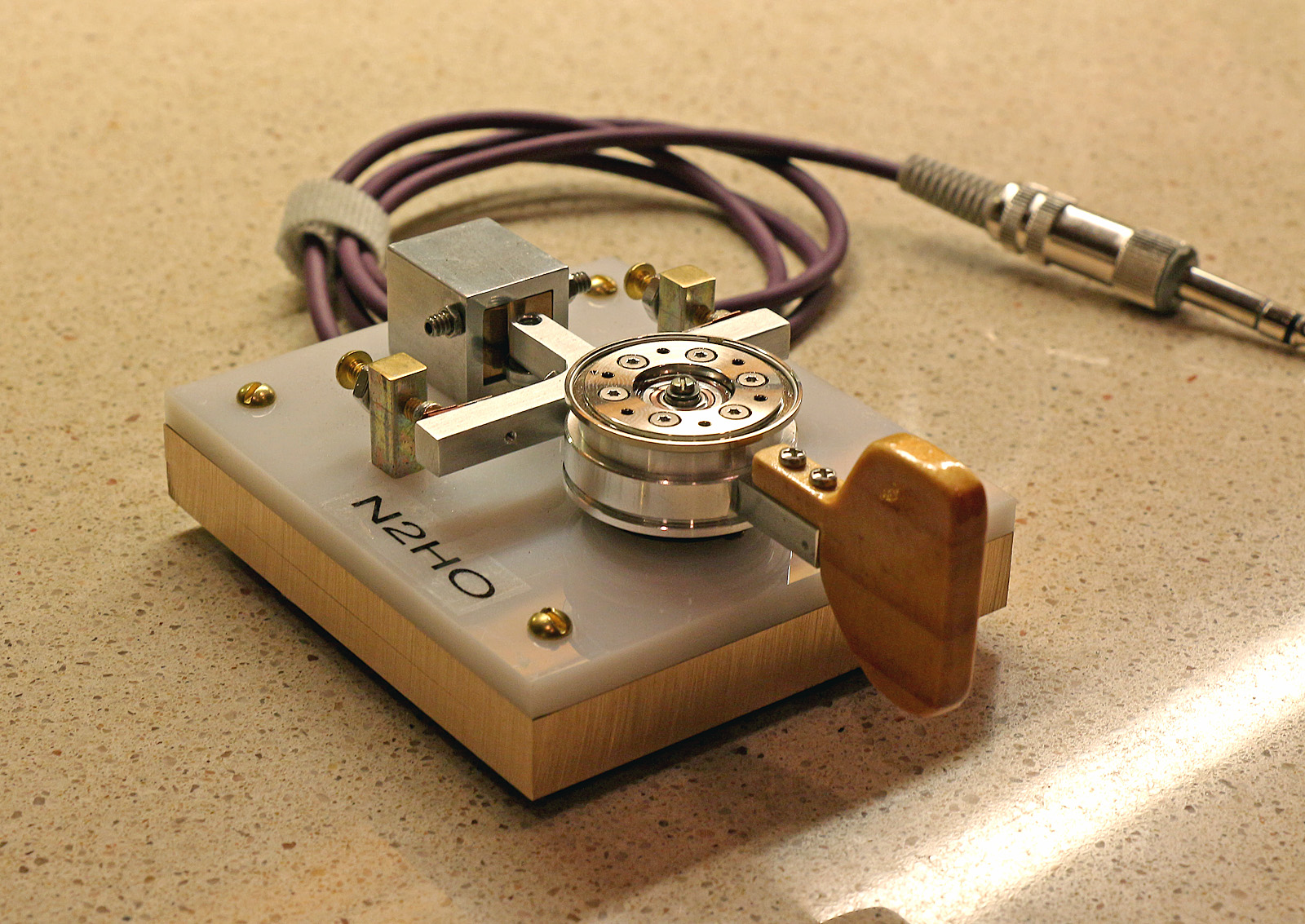 n2ho: N2HO homemade CW paddle (in English)