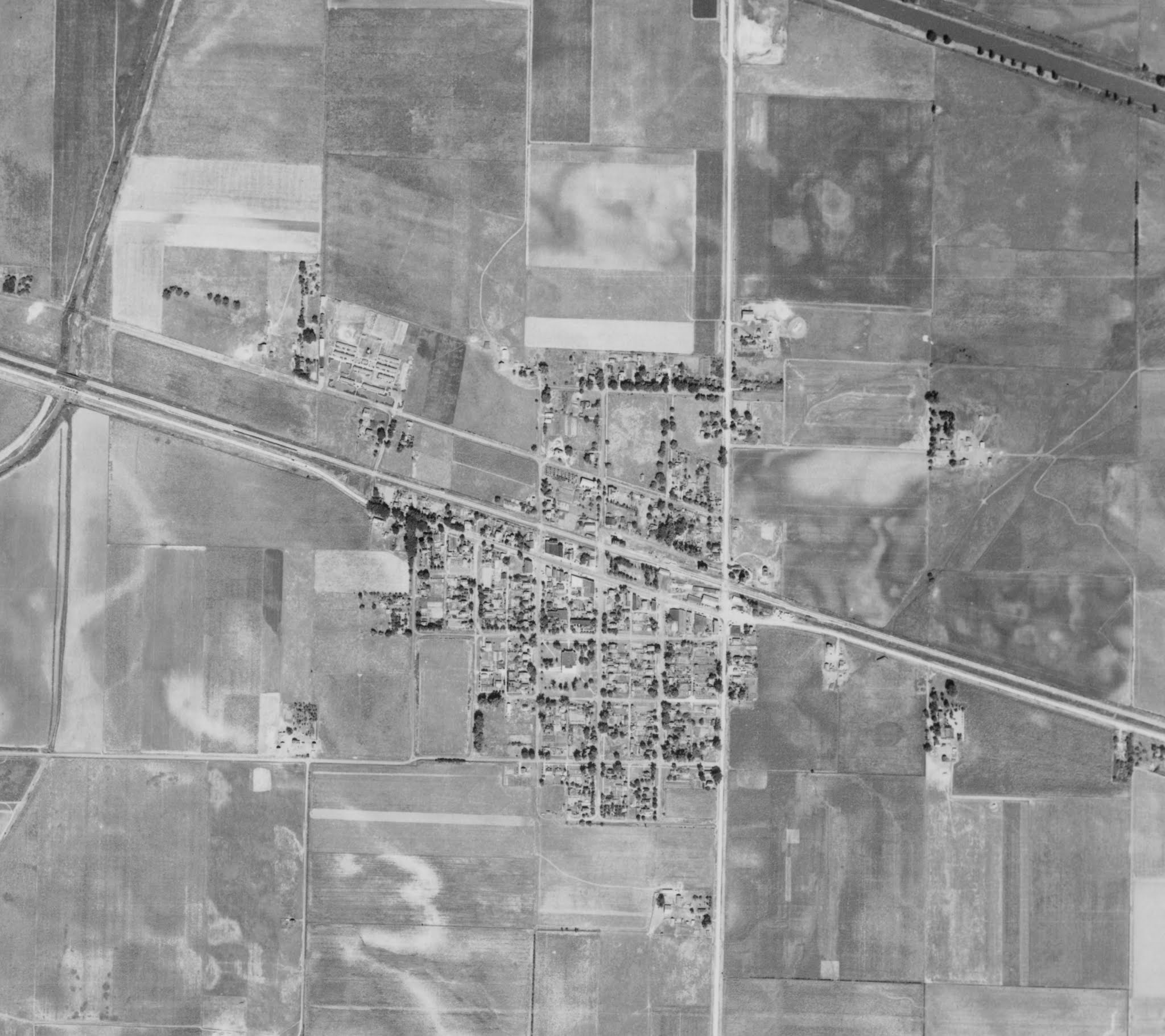 Towns and Nature: Annawan, IL: Rock Island Depot and Grain Elevators