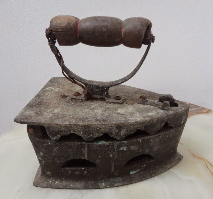 Setrika kuningan jadul