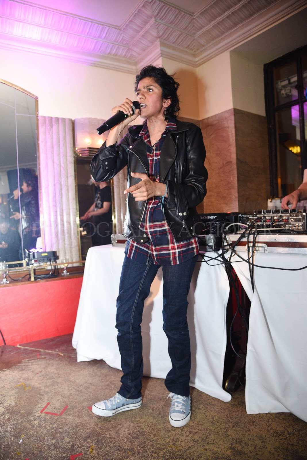 Retour en images - Soom T, chante lors de la Soirée de remise du prix ...