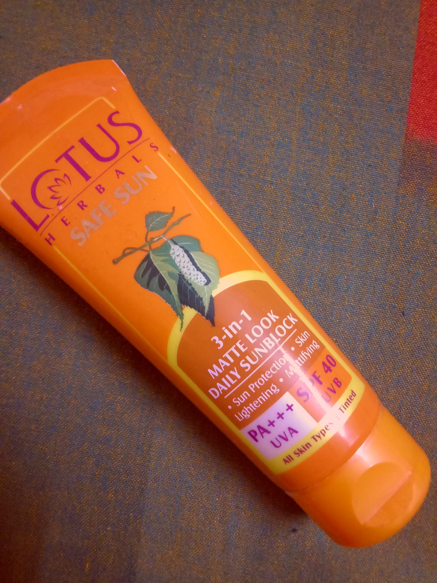 Lotus Herbals Safe Sun 3-in-1 Matte-Look Daily Sun Block Pa+++ SPF- 40 ...