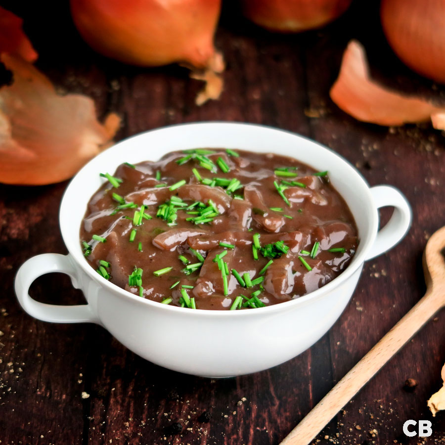 Culinaire Bagage: Rodewijn-uiensaus voor al je vleesgerechten!