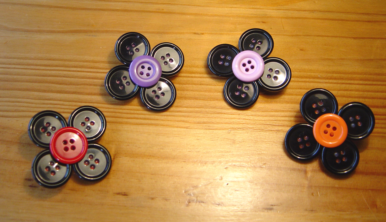 Ocho botones: Novedades: Broches