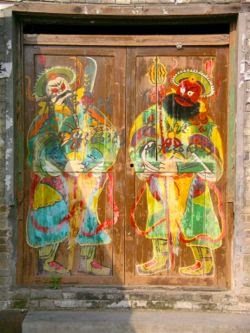 SERBA SERBI TRIDHARMA: Men Shen / Dewa Pintu