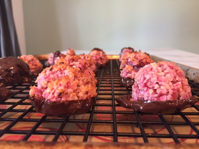 Tovolove: Raspberry Coconut Macaroons!