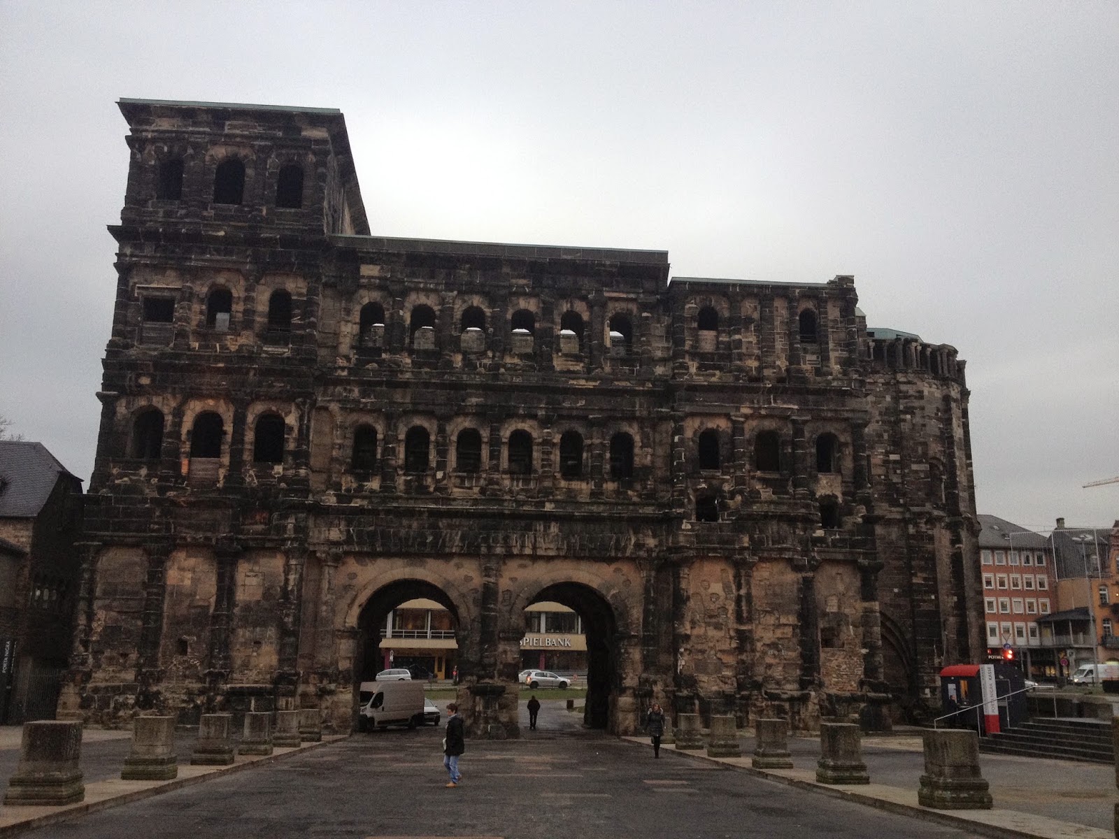 Voyage à Trèves: Un petit peu d'histoire : LA PORTA NIGRA