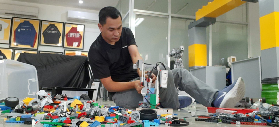 Man invents Robotic Alcohol Dispenser out of Lego toy bricks in Bulacan ...