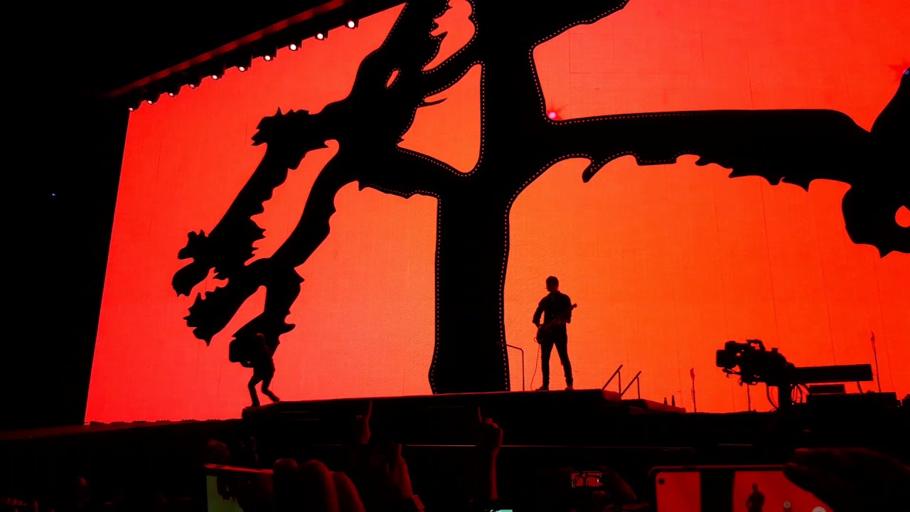 U2 Sombras e Árvores Altas - Blog: The Edge enfrenta segundos de apuros com sua guitarra em show ...