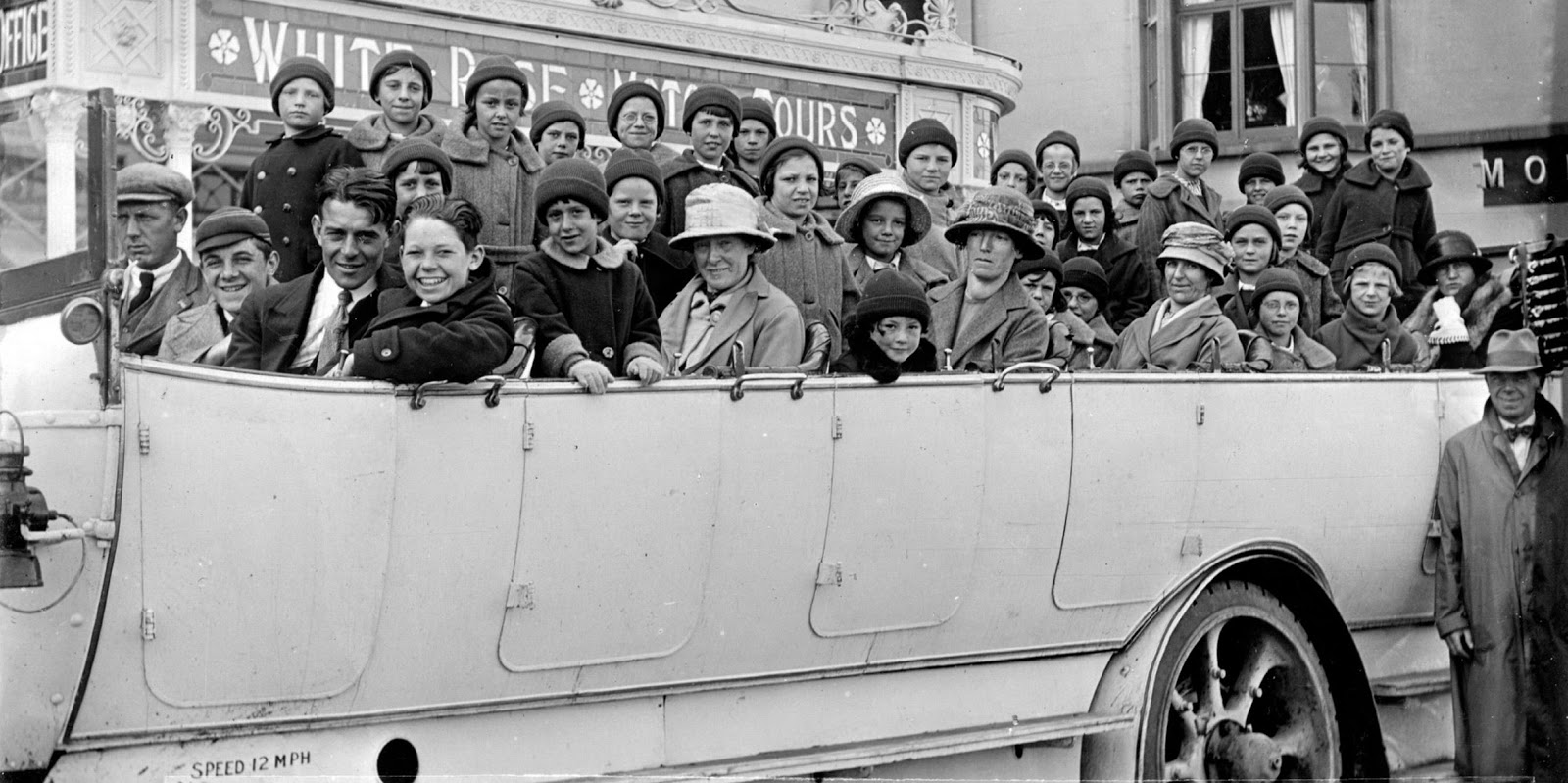 20 Fascinating Vintage Photos of British Holidaymakers Frolicking by ...