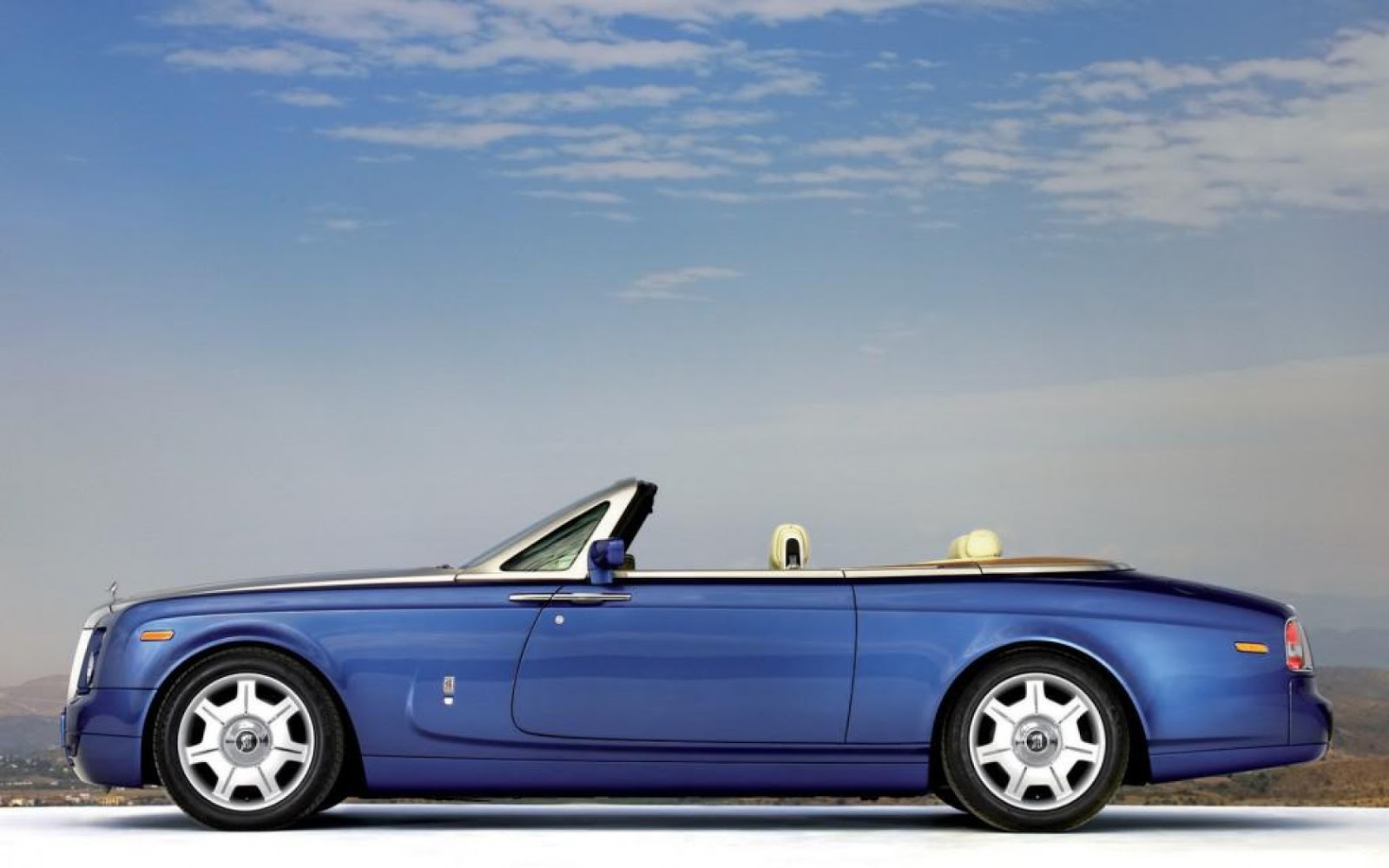 SPORTS CARS: Rolls Royce phantom drophead coupe wallpaper