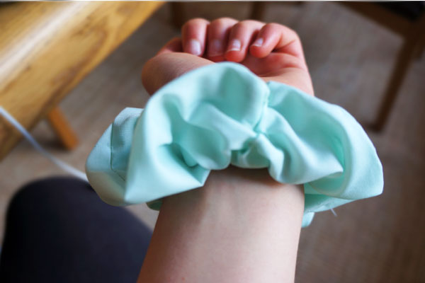DaliRae: DIY Oversized Scrunchie