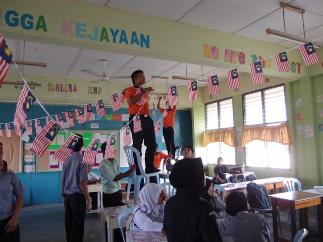Xing Fu: DECORATING THEIR CLASS FOR MERDEKA CELEBRATIONS