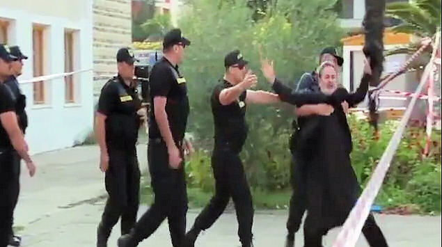 ΚΟΜΠΡΑ: ΦΩΤΟ+ΒΙΝΤΕΟ:ΑΛΒΑΝΟΙ ΠΑΡΑΣΤΡΑΤΙΩΤΙΚΟΙ ΧΤΥΠΗΣΑΝ ΙΕΡΕΙΣ ΚΑΙ ...
