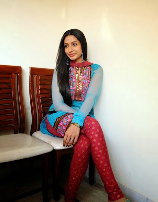 Anita Galler Candid Photoshoot HQ Pics At 'Maro Charitra' Telugu Movie ...