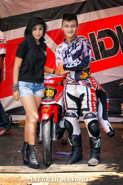 MODIFIKASI MOTOR: CEWEK RACING