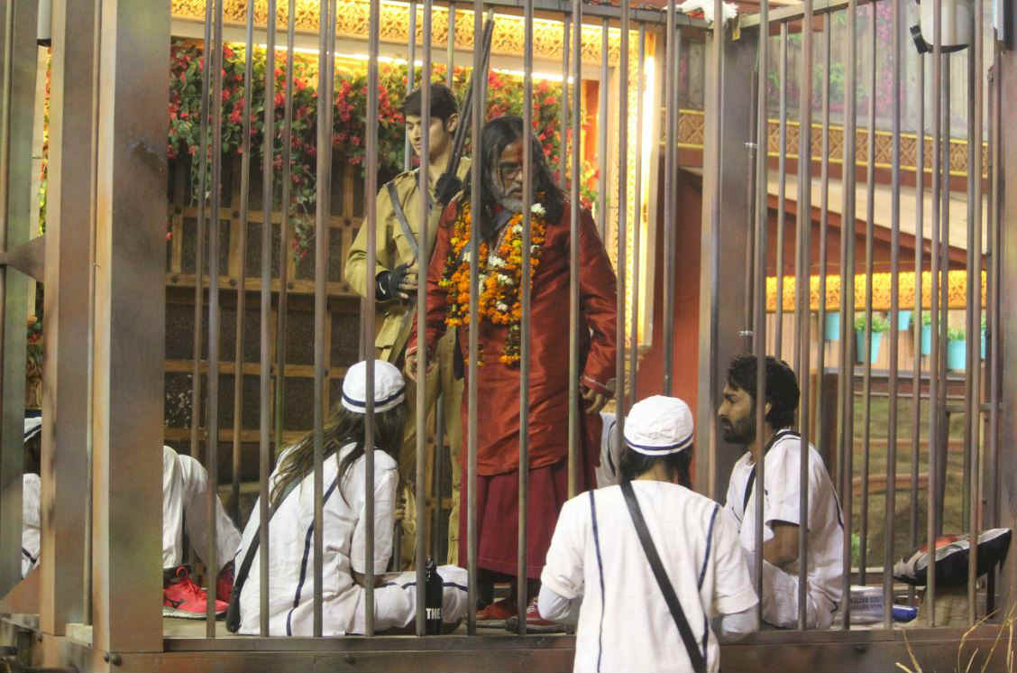 Bigg Boss 10: Before RE-ENTERING the house, Swami Om FOOLS show makers ...