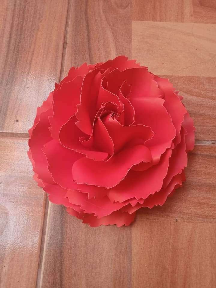 12 modelos de flores de cartolina com molde grátis para imprimir