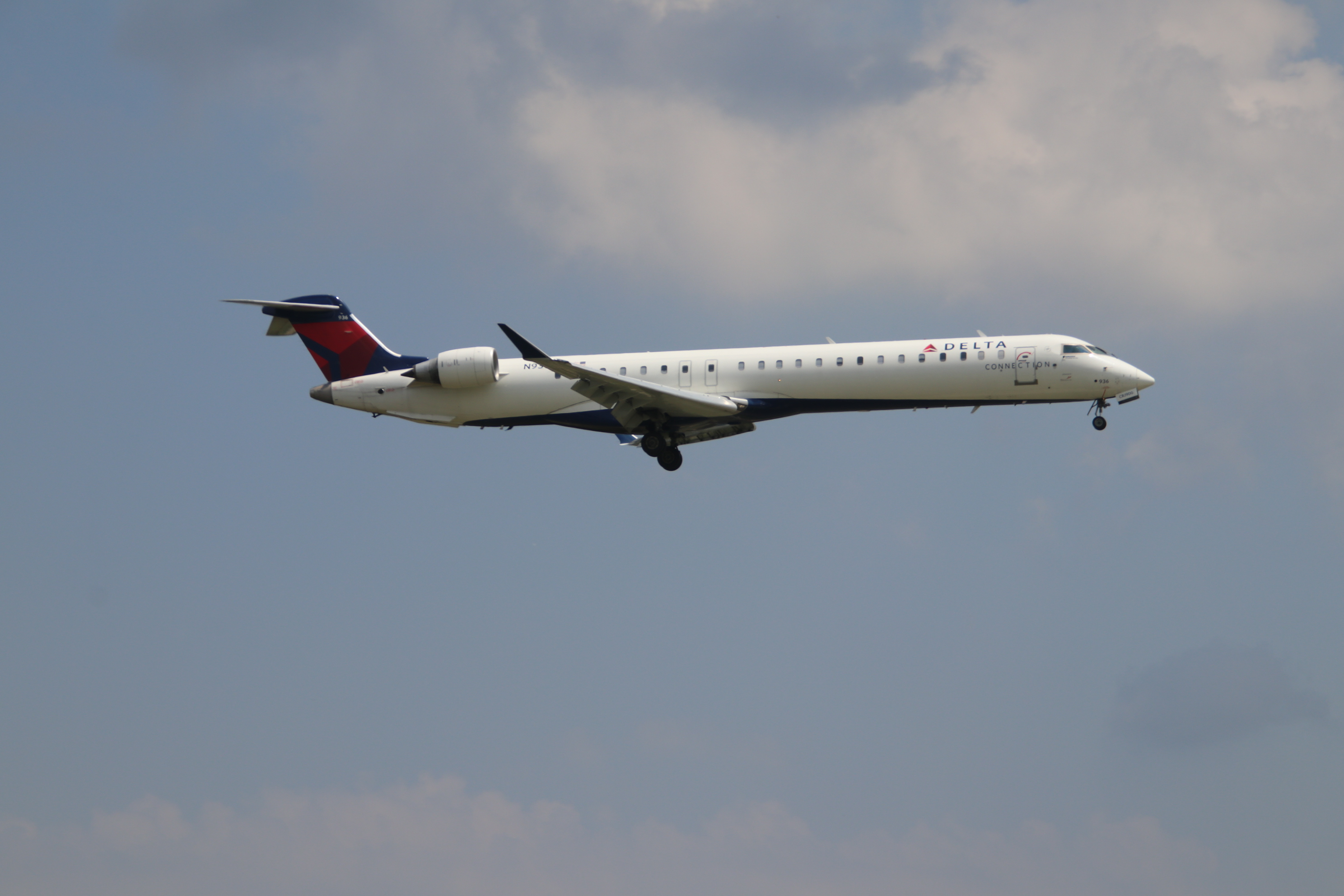 PlaneSpotterWSpin: Canadair Regional Jet CRJ-900 Operating as Endeavor ...