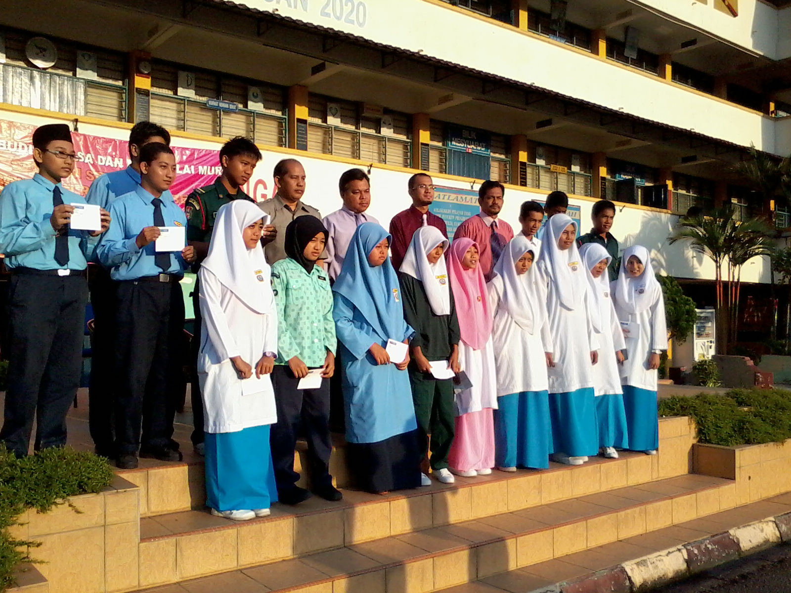 Unit Bimbingan & Kaunseling SMEKSES: Penyerahan Zakat Dari Bank Rakyat