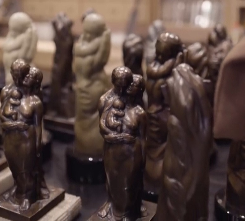 An sculpture artist became the first to create an UFO-like invention ...