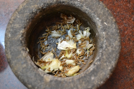 Vaniensamayalarai: Cabbage Poriyal / Muttakos Curry