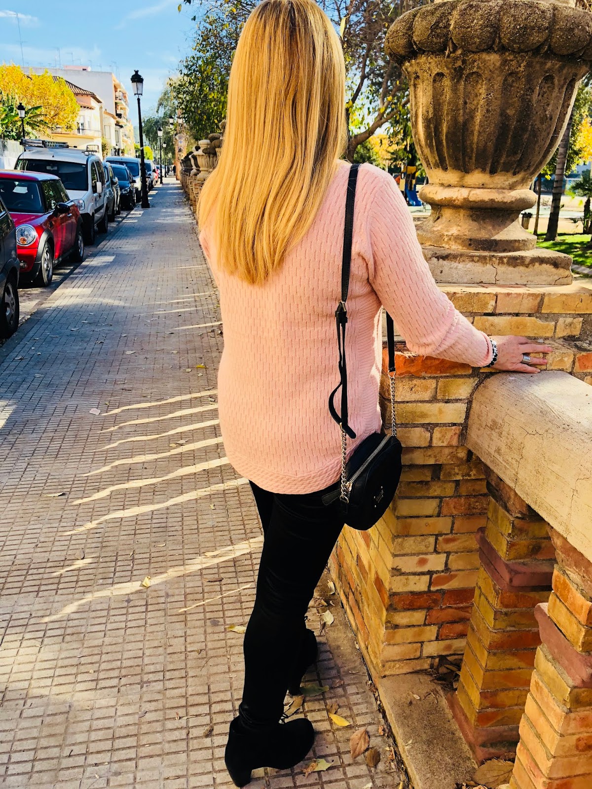 COMO VESTIRSE A LOS ... TAYTANTOS : SUÉTER ROSA PALO Y CUERO NEGRO