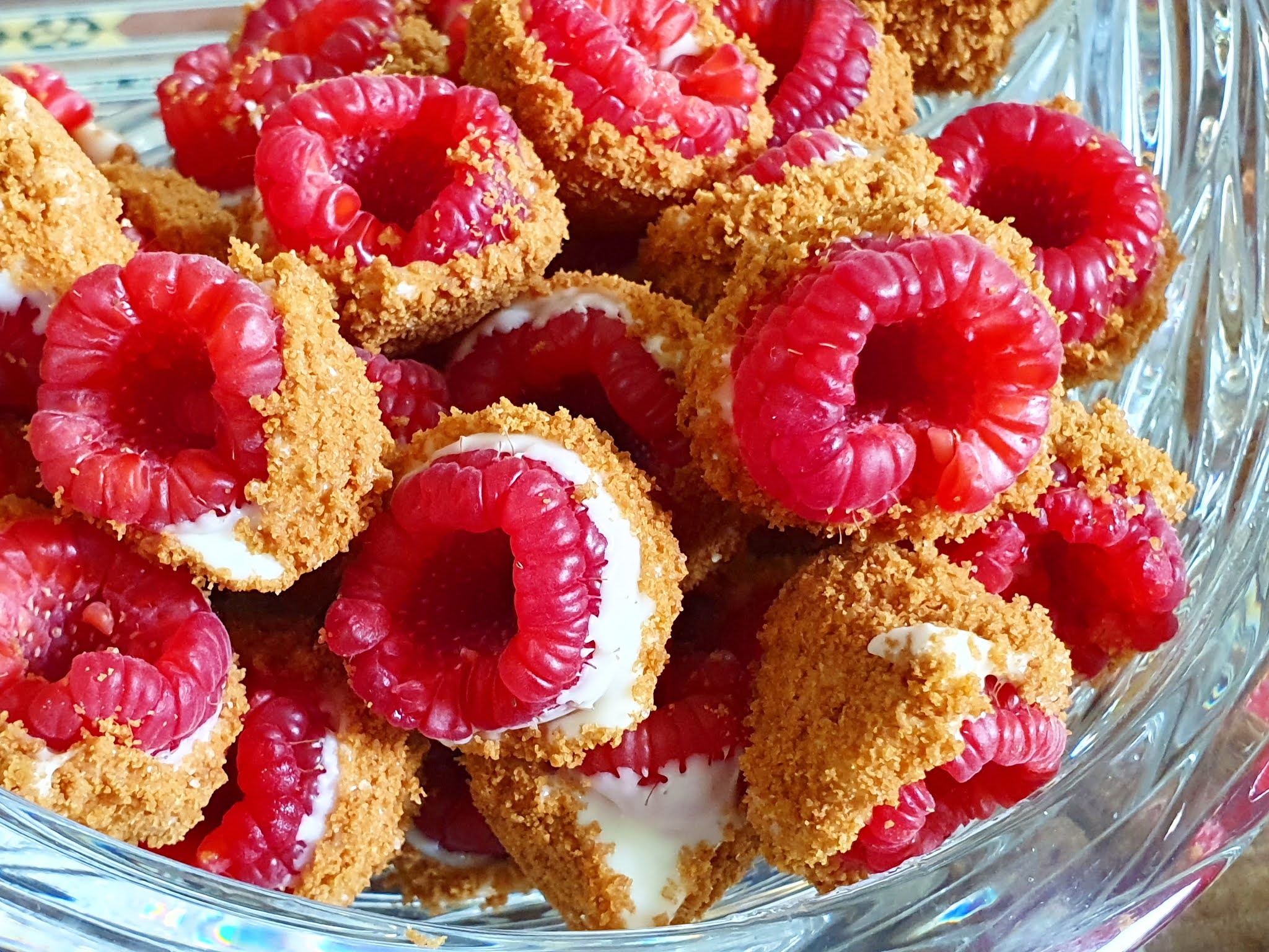 Maryam's Culinary Wonders: 1511. Raspberry Lotus Bites