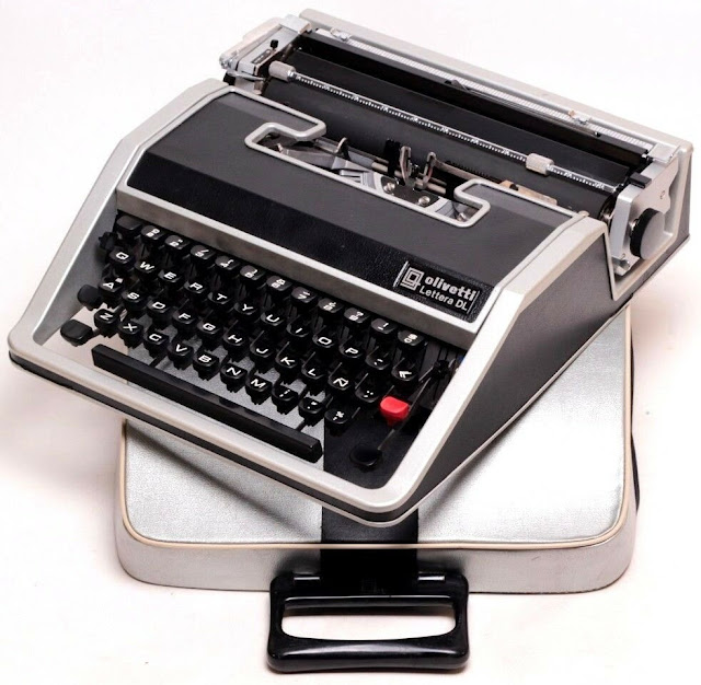 oz.Typewriter: Olivetti DL Portable Typewriter for Christmas 1969