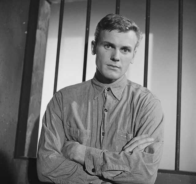 Heartthrob of the ‘50s: A Look Back at a Young and Handsome Tab Hunter ...