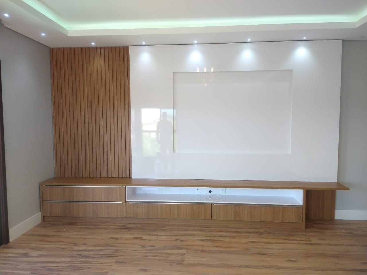 Painel MDF branco brilhante MDF louro freijó