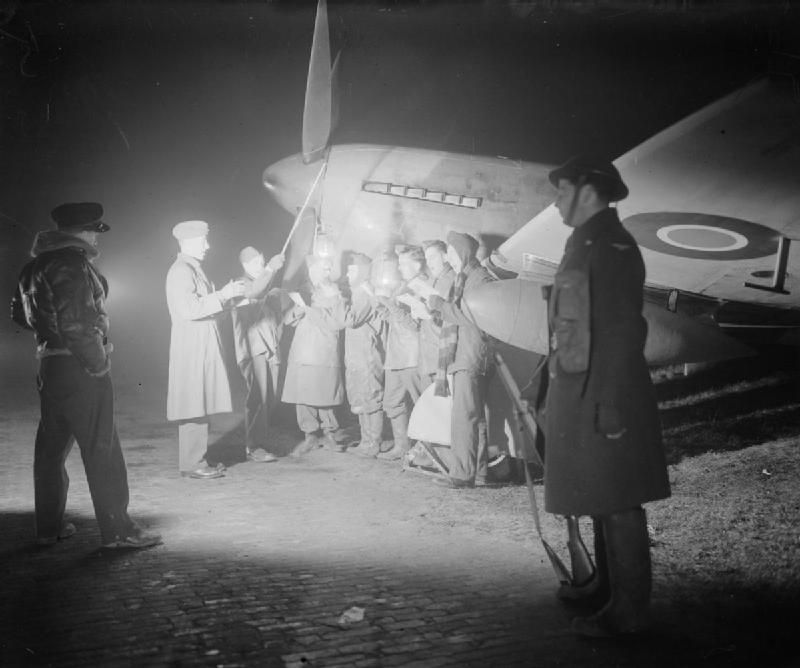 Vintage Photos of British Army and Royal Navy Celebrating Christmas in ...