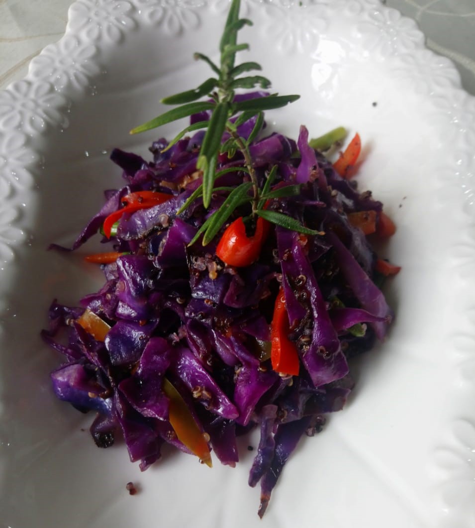 Col morada salteada con quinua y verduras