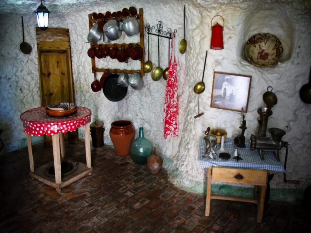 GEOGRAFILIA: Habitatul troglodit - case tradiționale în peșteri