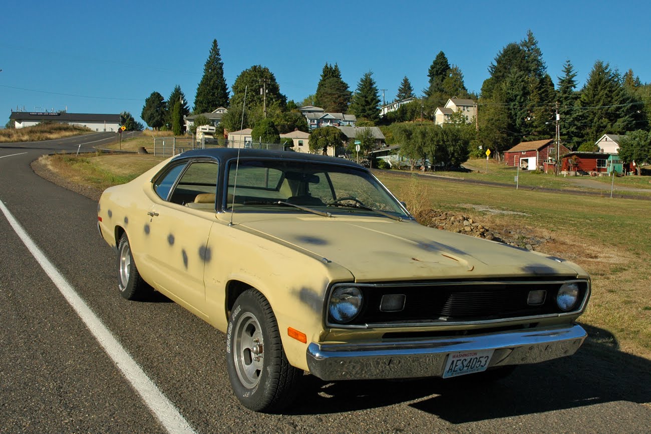 OLD PARKED CARS.: 1972 Plymouth Duster.