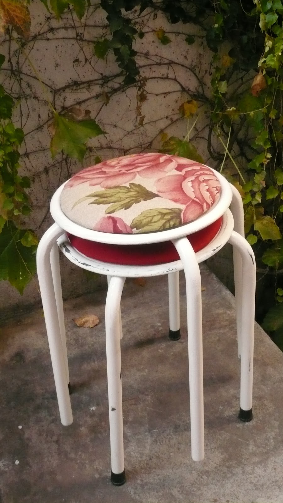 Banquitos de Metal | Retrato de un Mueble