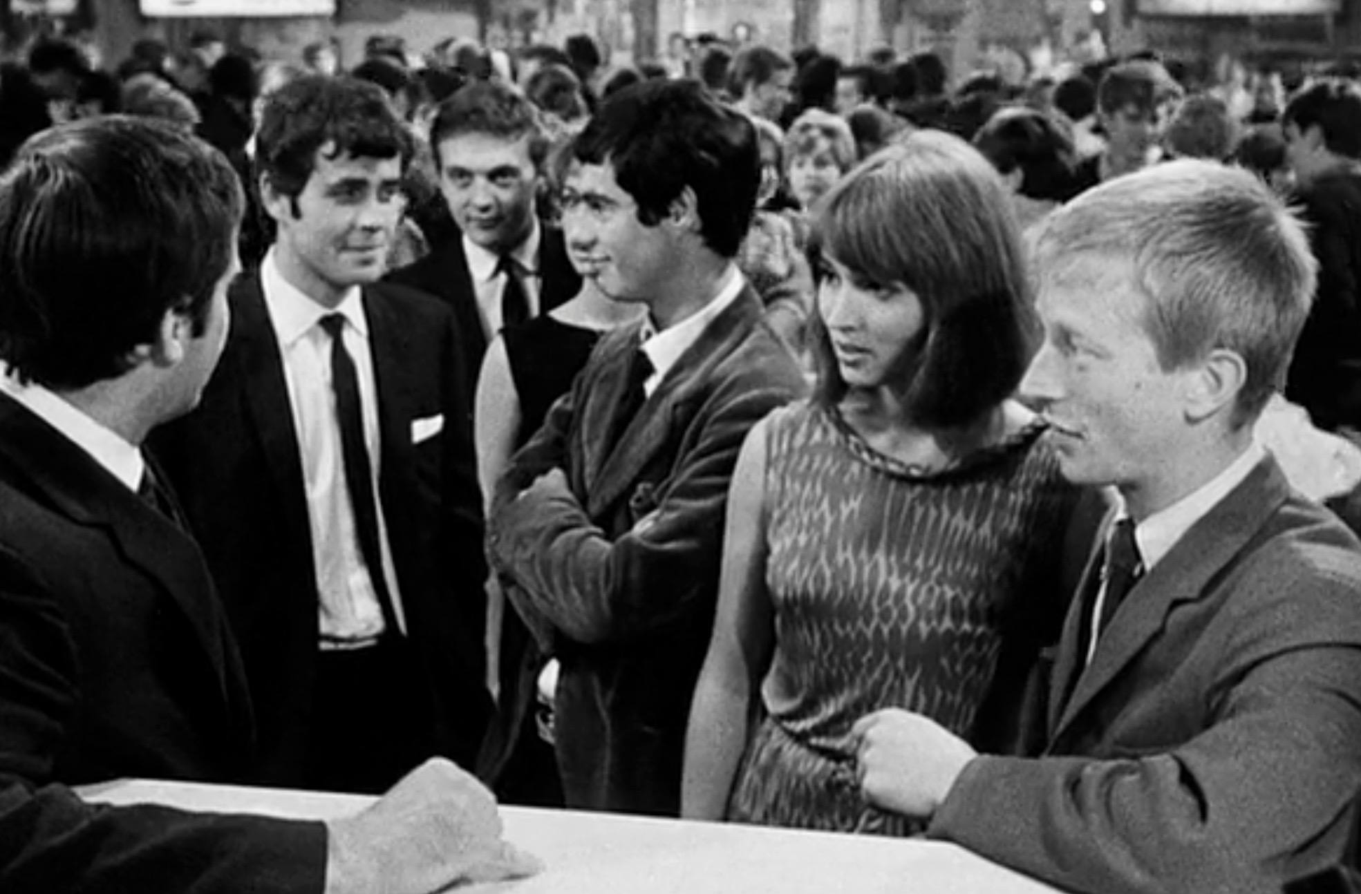 cult film freak: MICHAEL WINNER DIRECTS OLIVER REED RUNNING 'THE SYSTEM'
