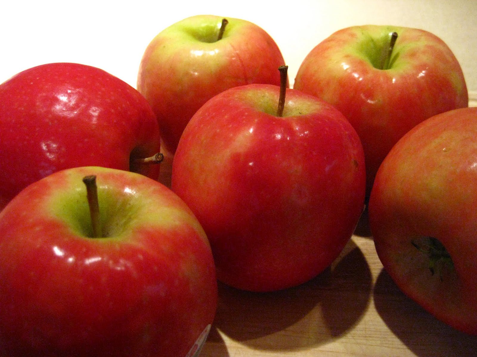 UN POCO DE AQUI,UN POCO DE ALLI: LA MANZANA Y EL CIANURO ¿ ALGO EN COMUN?