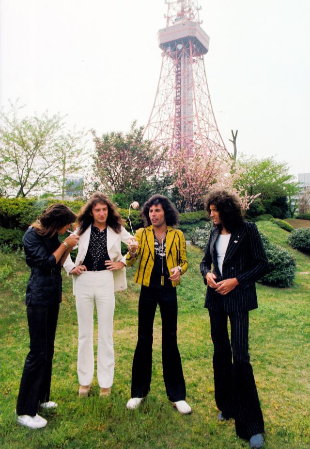 34 Candid Color Photographs of Queen’s First Visit to Japan in 1975 ...