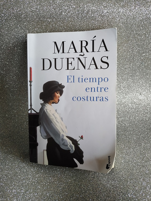 El tiempo entre costuras