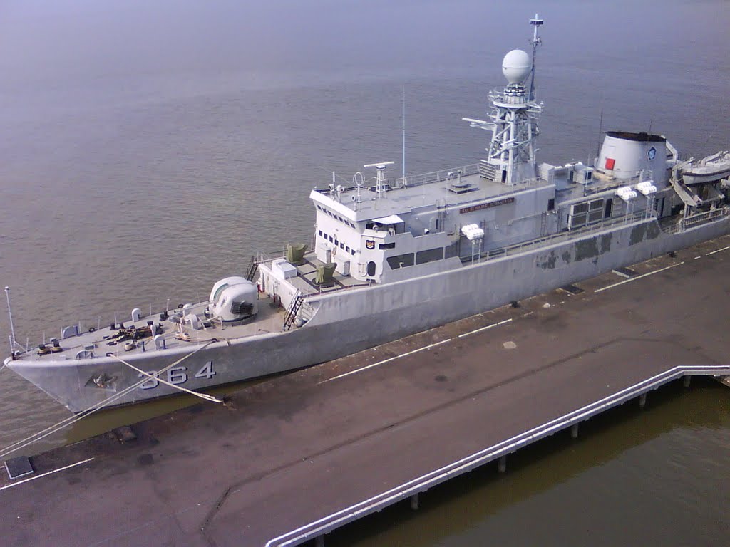 DEFENSE STUDIES: Taruna AAL Berlatih dengan KRI Ki Hajar Dewantara