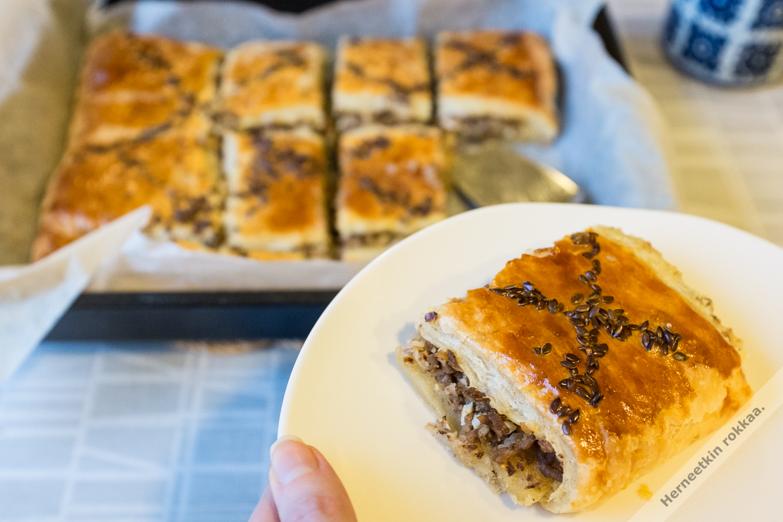 Herneetkin rokkaa.: Ite tein: Tattari-peltilihapiirakka