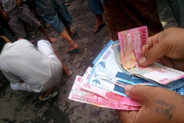 Bali Indonesia Holiday Travels: Tajen - The Balinese Cook Fighting