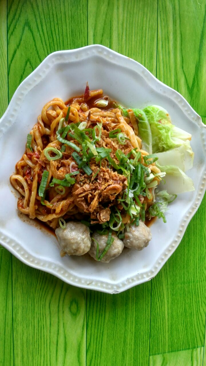 Makan Siang dengan Mie Level Miago Spicy Bakso