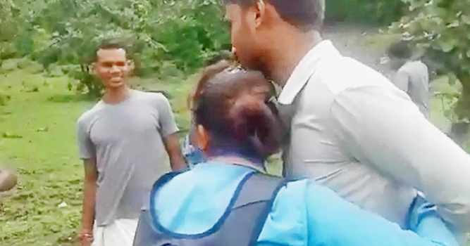 मलेरिया विभाग के कर्मचारी युवक-युवती जंगल में पकड़े गए | MANDLA MP NEWS